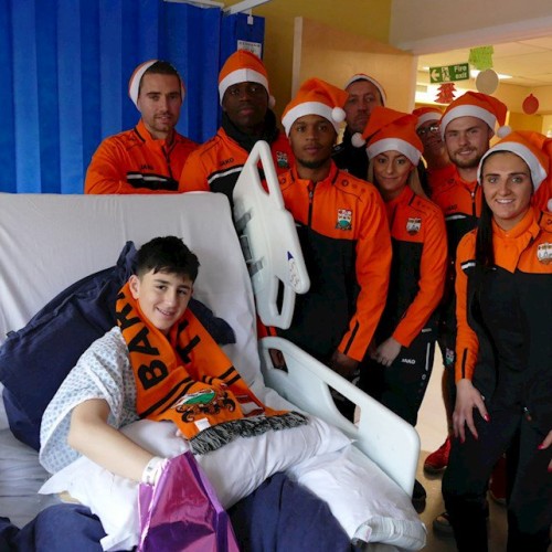 Footballing Rivals Get In The Christmas Spirit At Barnet Hospital